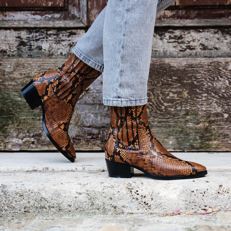 Velasca | Stivaletti bassi con stampa pitonata, Made in Italy